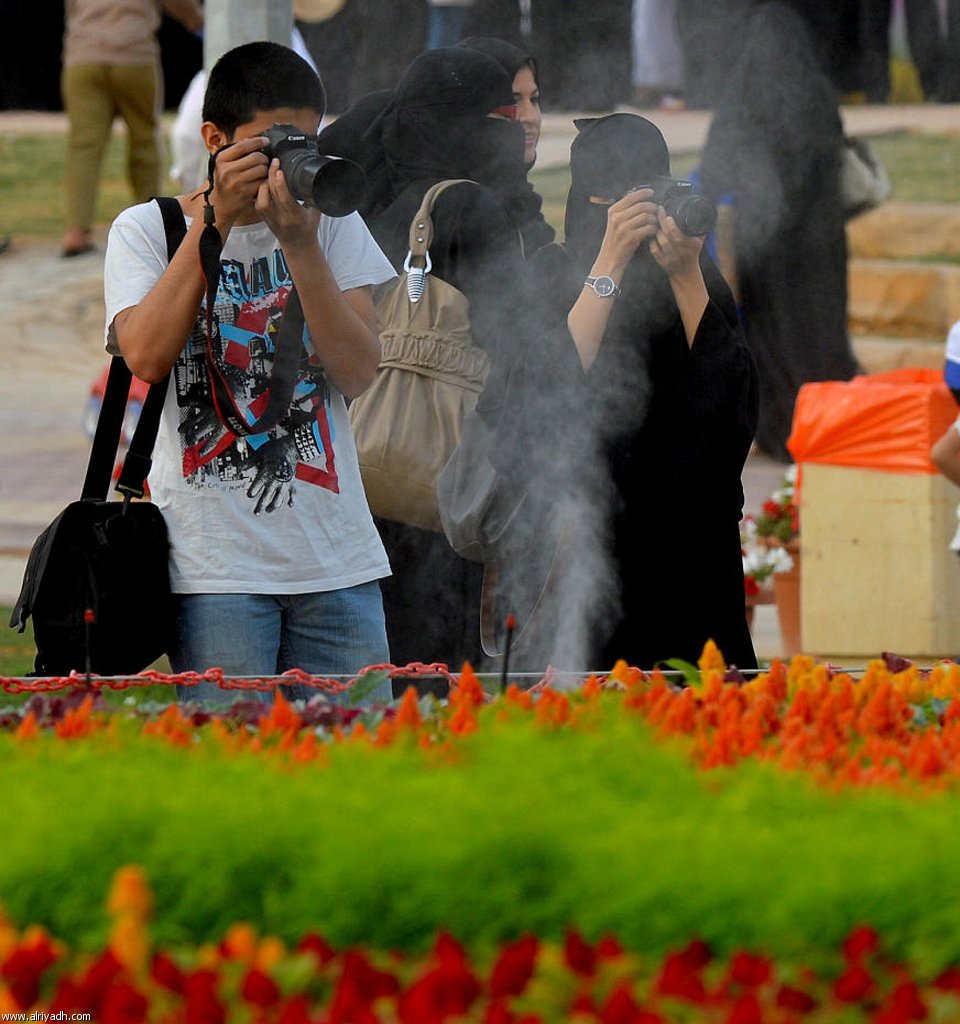 فعاليات مهرجان الزهور التاسع بالرياضالمقام في ساحة العروض بالدائري ...