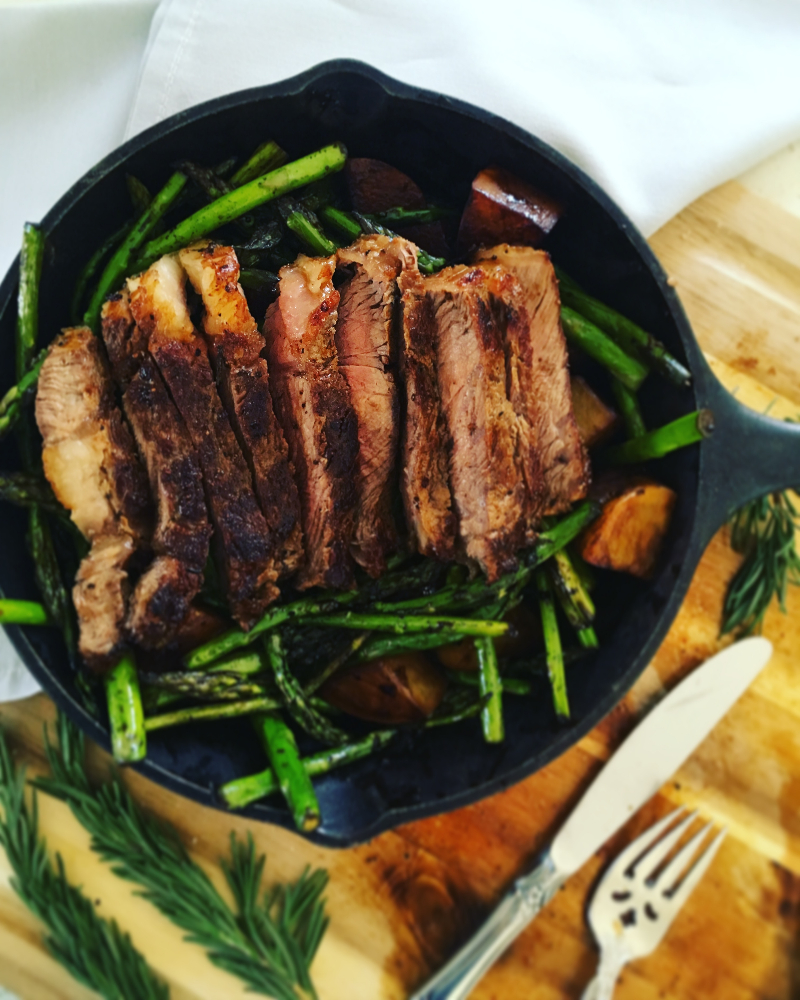 Ribeye al sartén con espárragos y papas - Delirios de Cocina