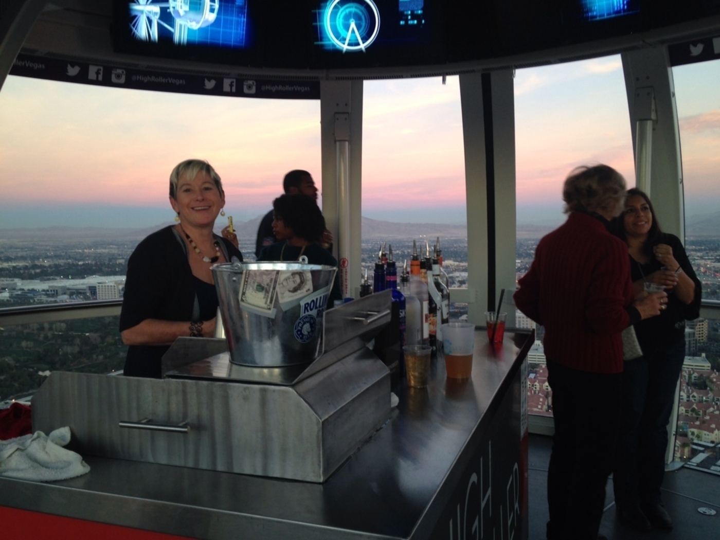 Faça um Happy Hour com uma vista de 360° para Las Vegas na High Roller ...