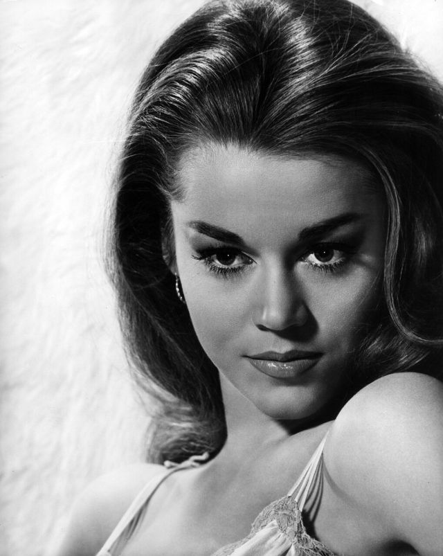 30 Beautiful Black and White Portraits of a Very Young Jane Fonda From ...