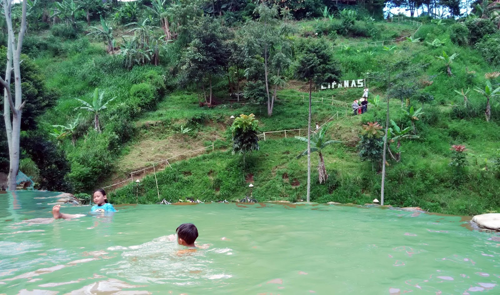 Curug Cipanas Nagrak: Tempat Wisata Keluarga Alami