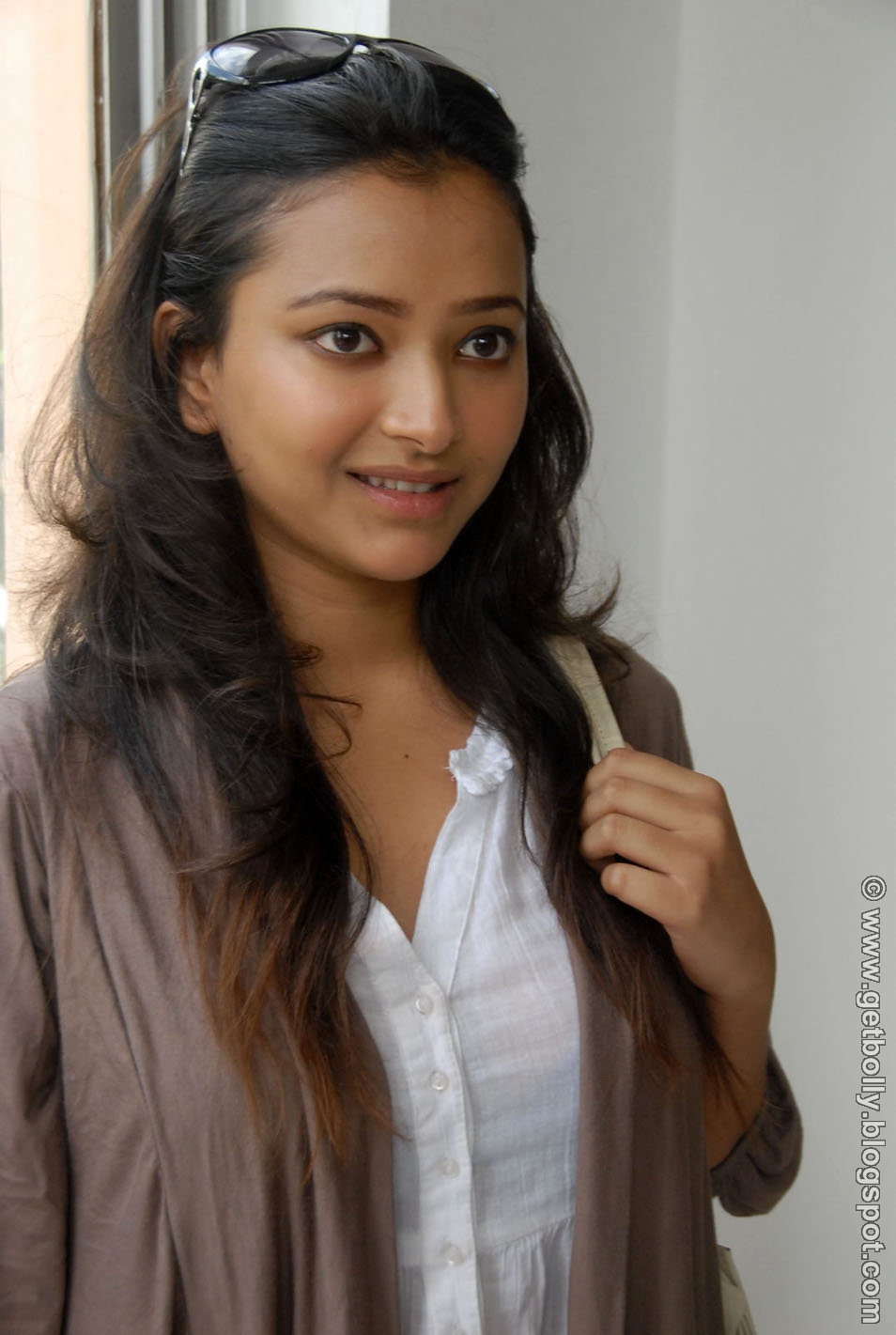 Swetha Basu Prasad New Cute Photoshoot Stills, Swetha Basu Prasad ...