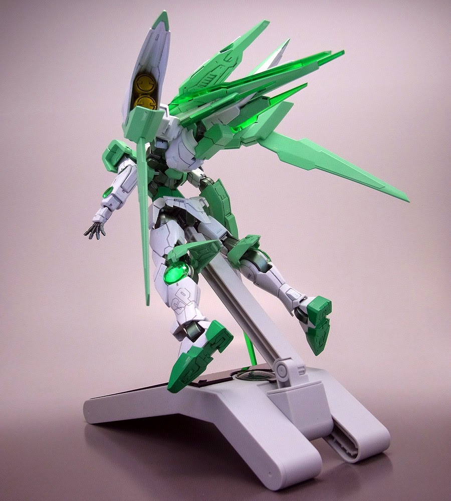 Custom Build: HG 1/144 00 Quanta + Dark Matter Booster