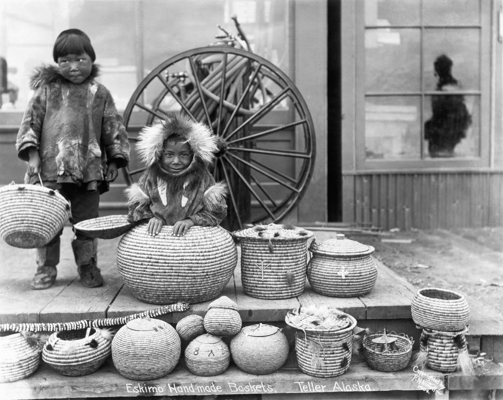 25 Amazing Vintage Photographs That Capture Everyday Life of Inuit ...
