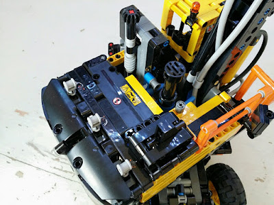 REVIEW: LEGO Technic Volvo EW160E | The Test Pit