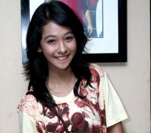 Poppy Bunga artis toples gan?! ~ Wow Unik Banget