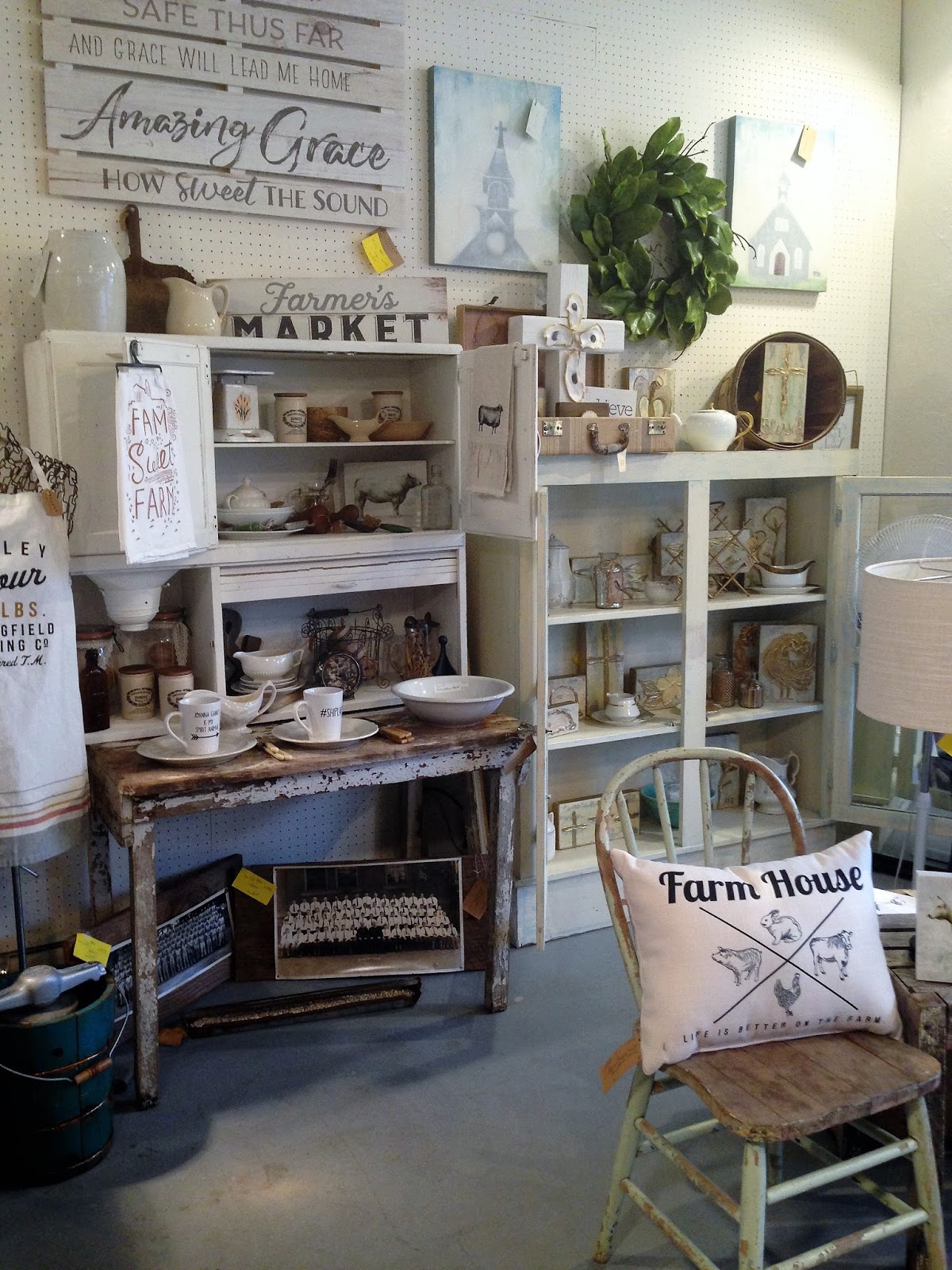 Coastal Charm: Farmhouse Decor