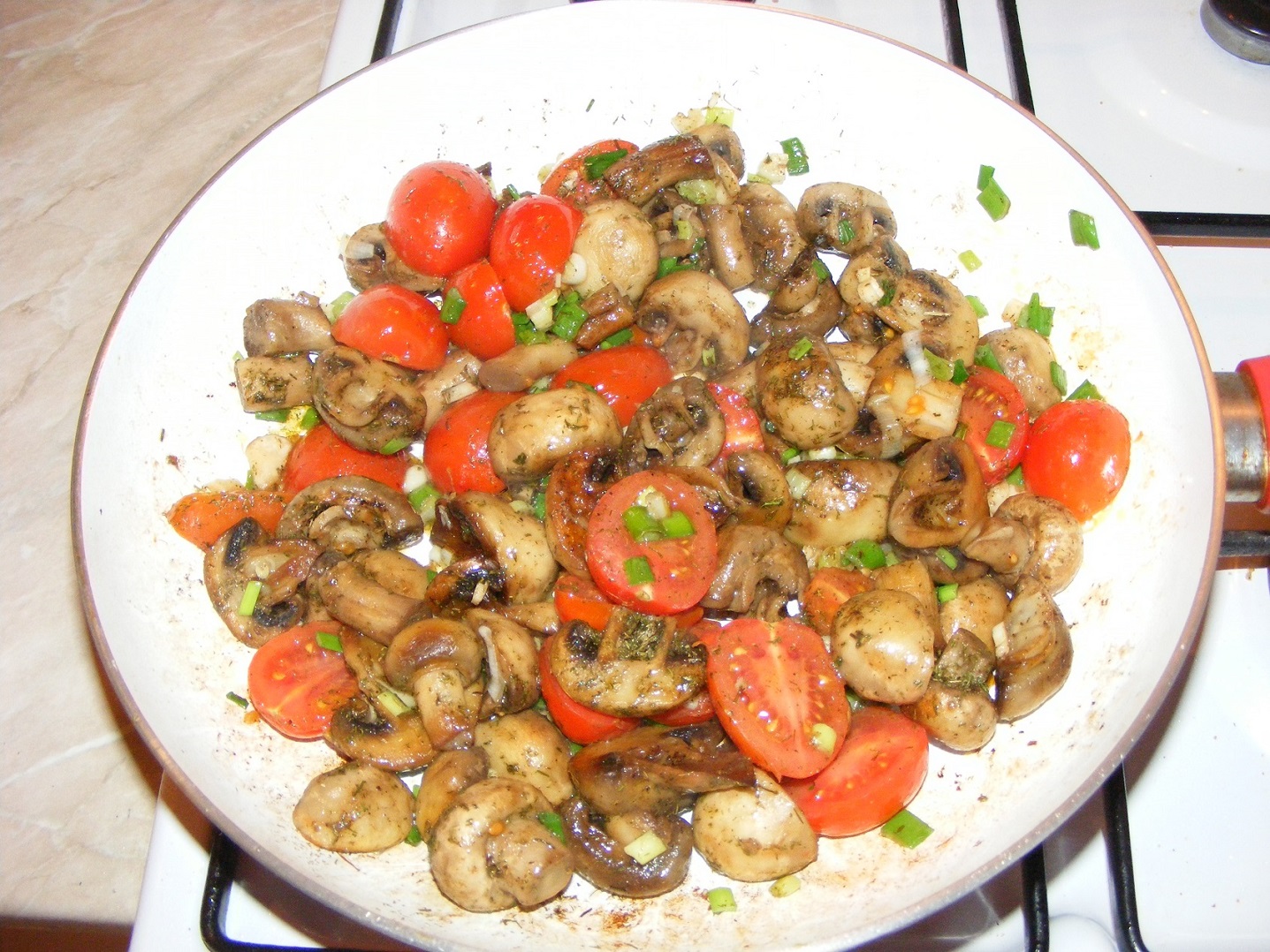 Ciuperci cu rosii cherry la tigaie | Preparatedevis.ro