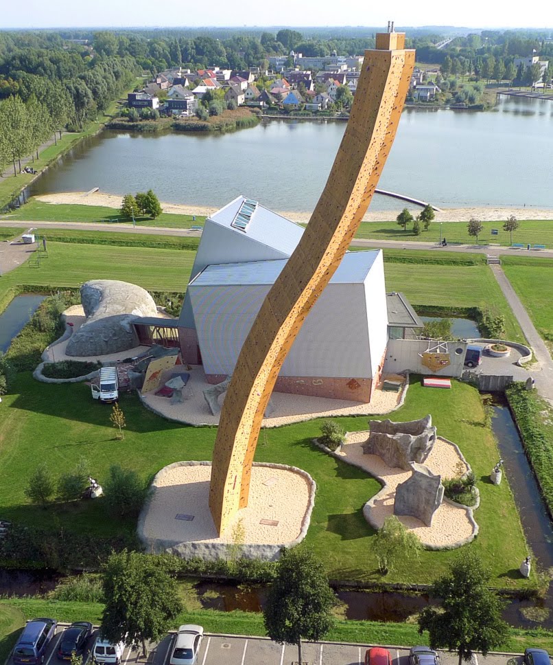 World Traveler Society: Excalibur: World's Tallest Climbing Wall