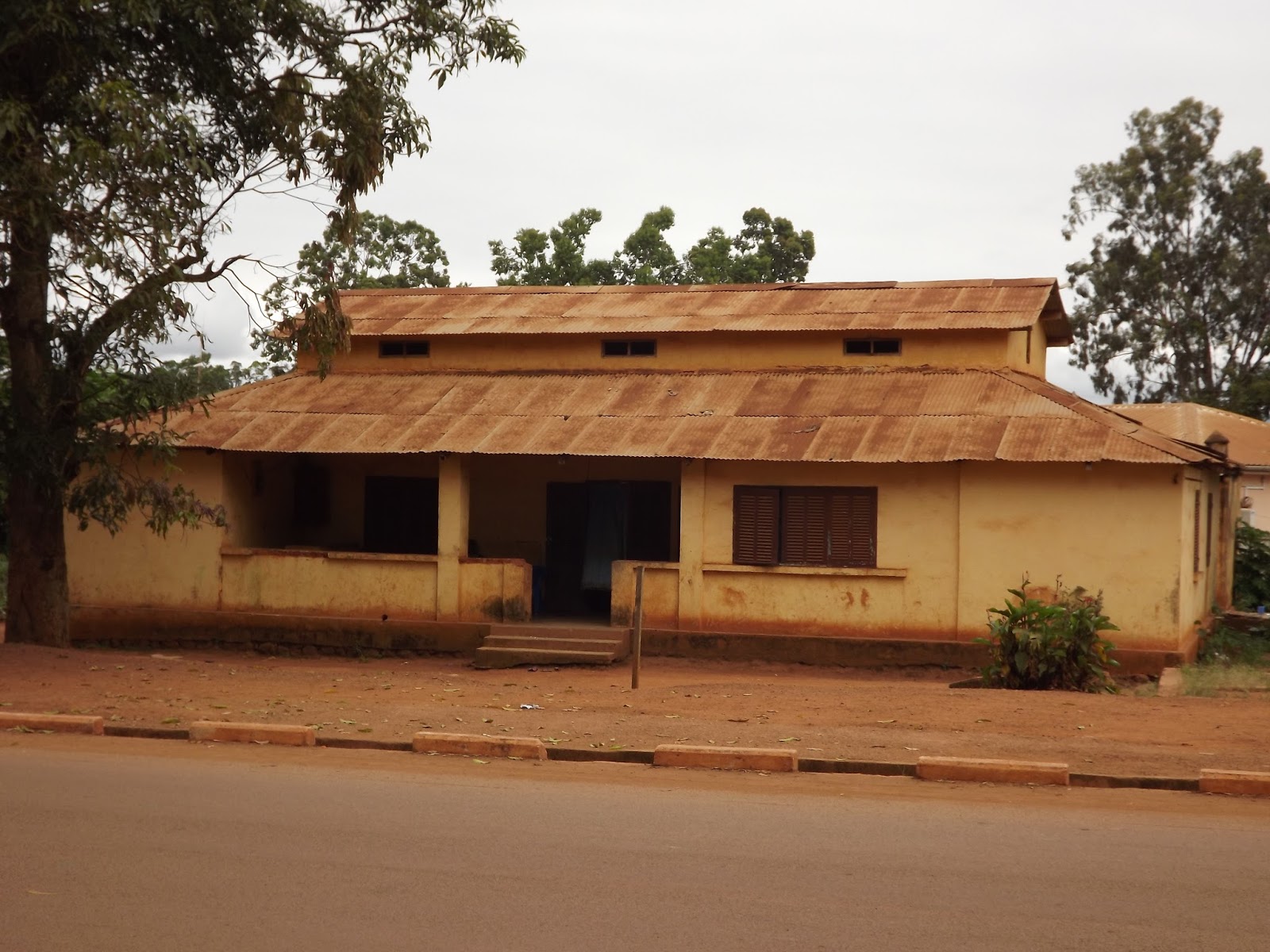 La magie de l'objectif: Le paysage architectural de la ville de Dolisie ...