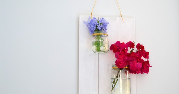 La chica de la casa de caramelo: Jarrón flotante