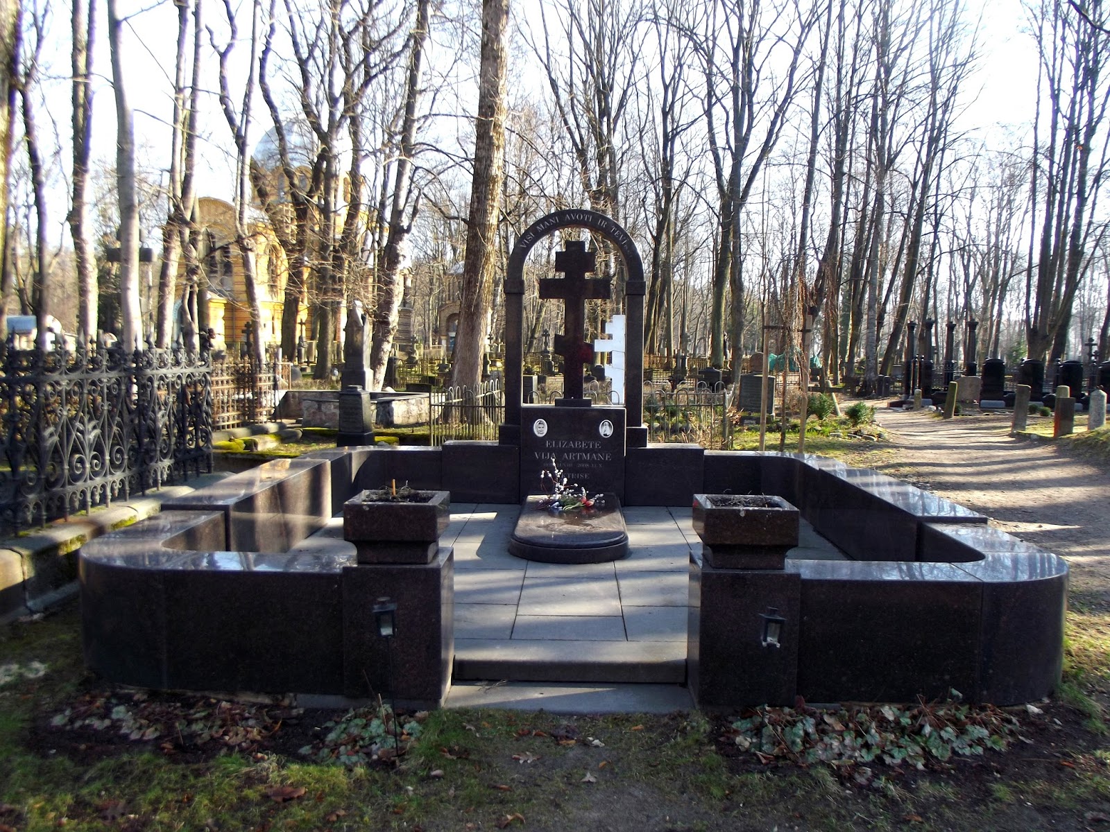 Latvijas muižas un pilis un citas interesantas vietas: Pokrova kapi Rīgā