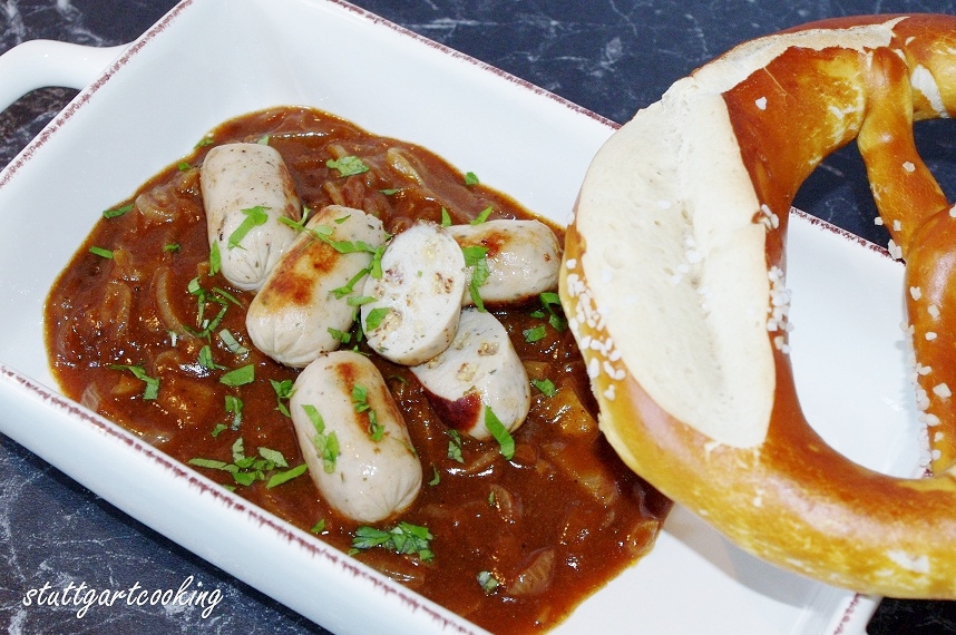 stuttgartcooking: Stuggi-Würste mit Zwiebel-Sauce und Laugenbrezel