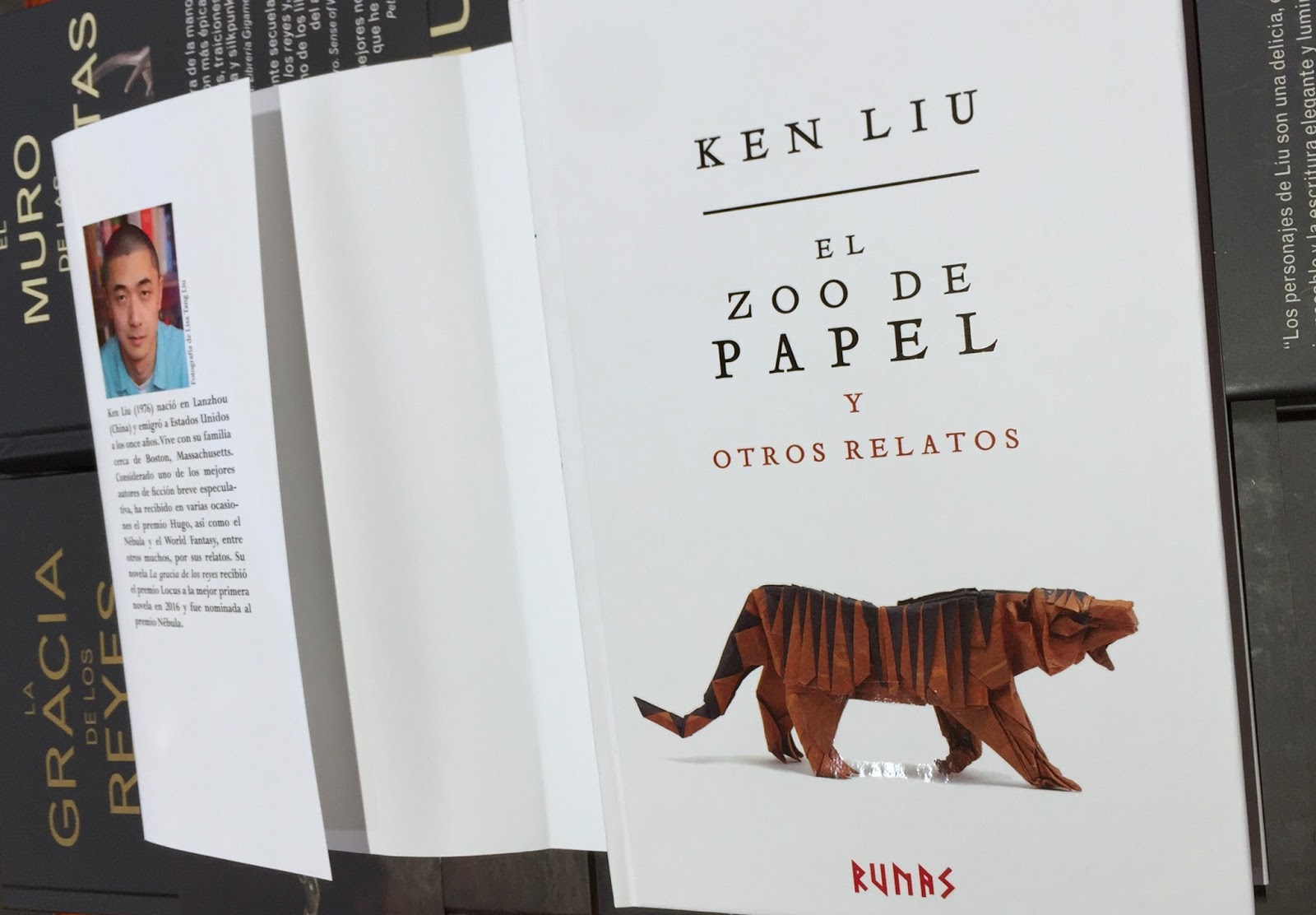 El libro se publicará en tapa dura con sobrecubierta, y la portada que incluye el tigre de ...