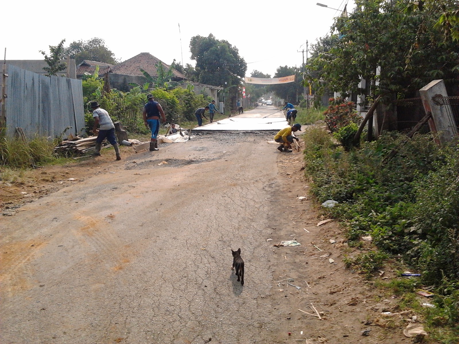 Jalan Pawarengan di Cor untuk sementara tidak bisa di lewati kendaraan ...