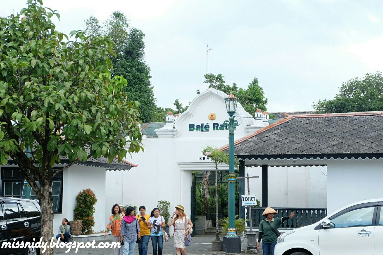 Makan ala Bangsawan di Bale Raos