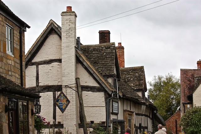 Photographs of English Manors, Plants and Gardens.: BRETFORTON VILLAGE ...