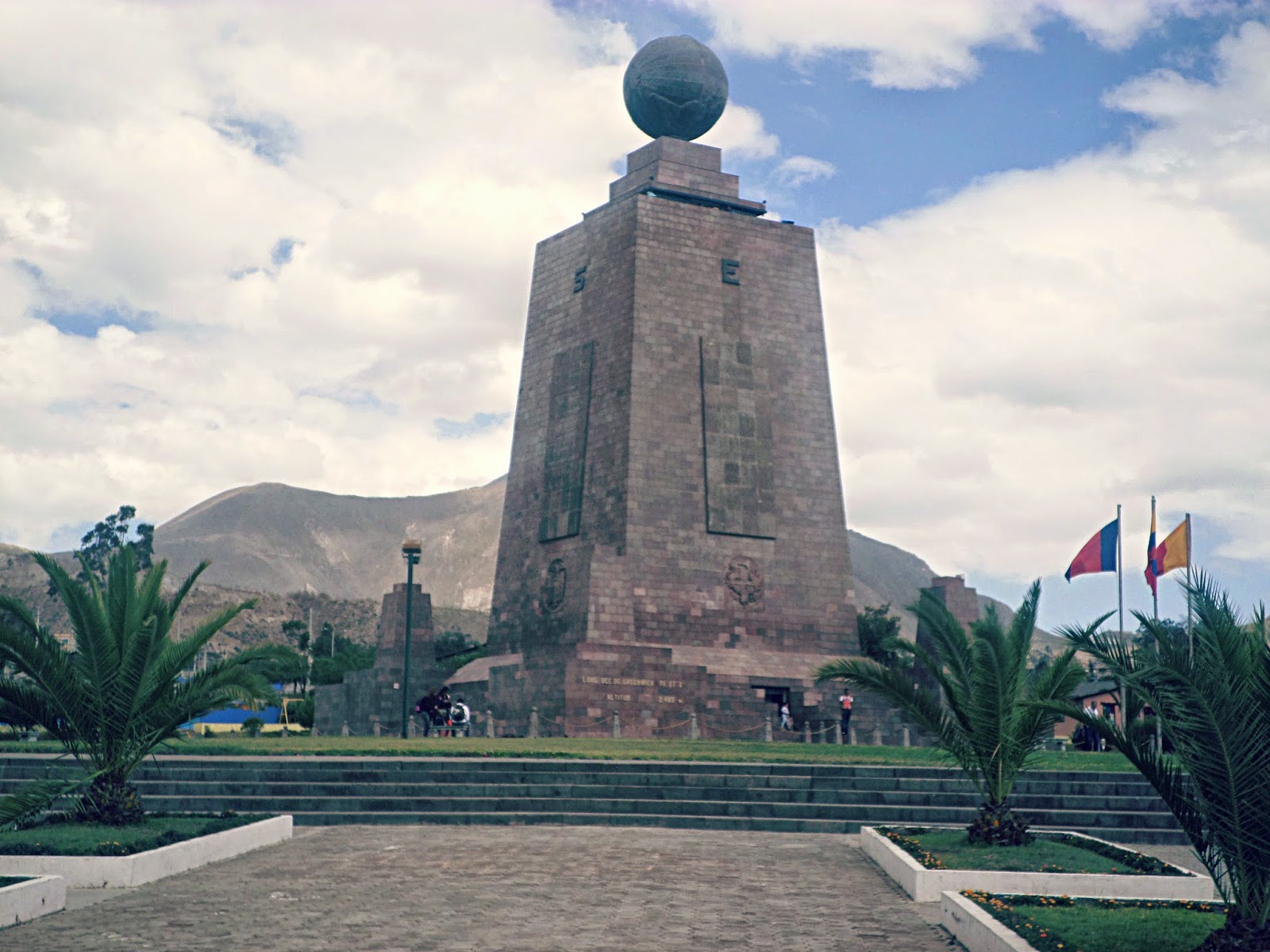 Mitad del Mundo: MITAD DEL MUNDO
