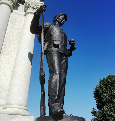 Souvenir Chronicles: DES MOINES, IOWA: STATE CAPITOL BUILDING GROUNDS