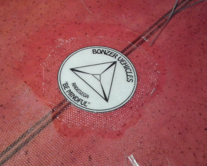 Quillas y logo Bonzer