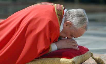 Amazing Photo : Pope Francis Hugging A Muslim Cleric And A Jewish Priest
