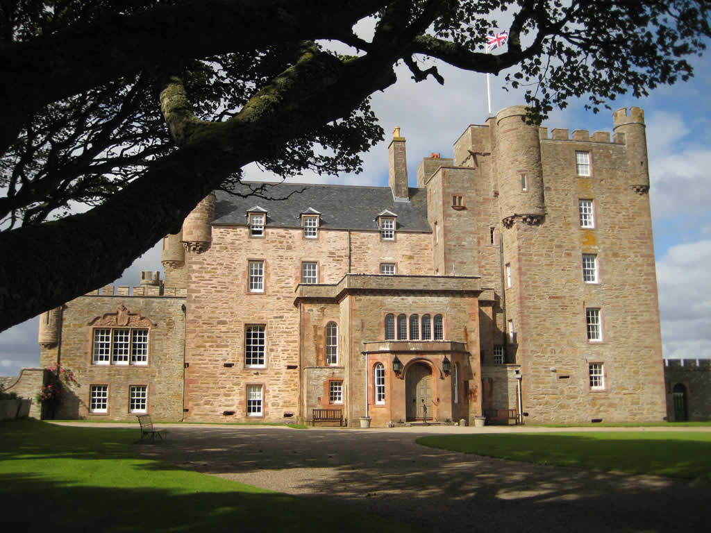 World Forts, Palaces & Castles: Castle of Mey, Scotland: Ghost Castle