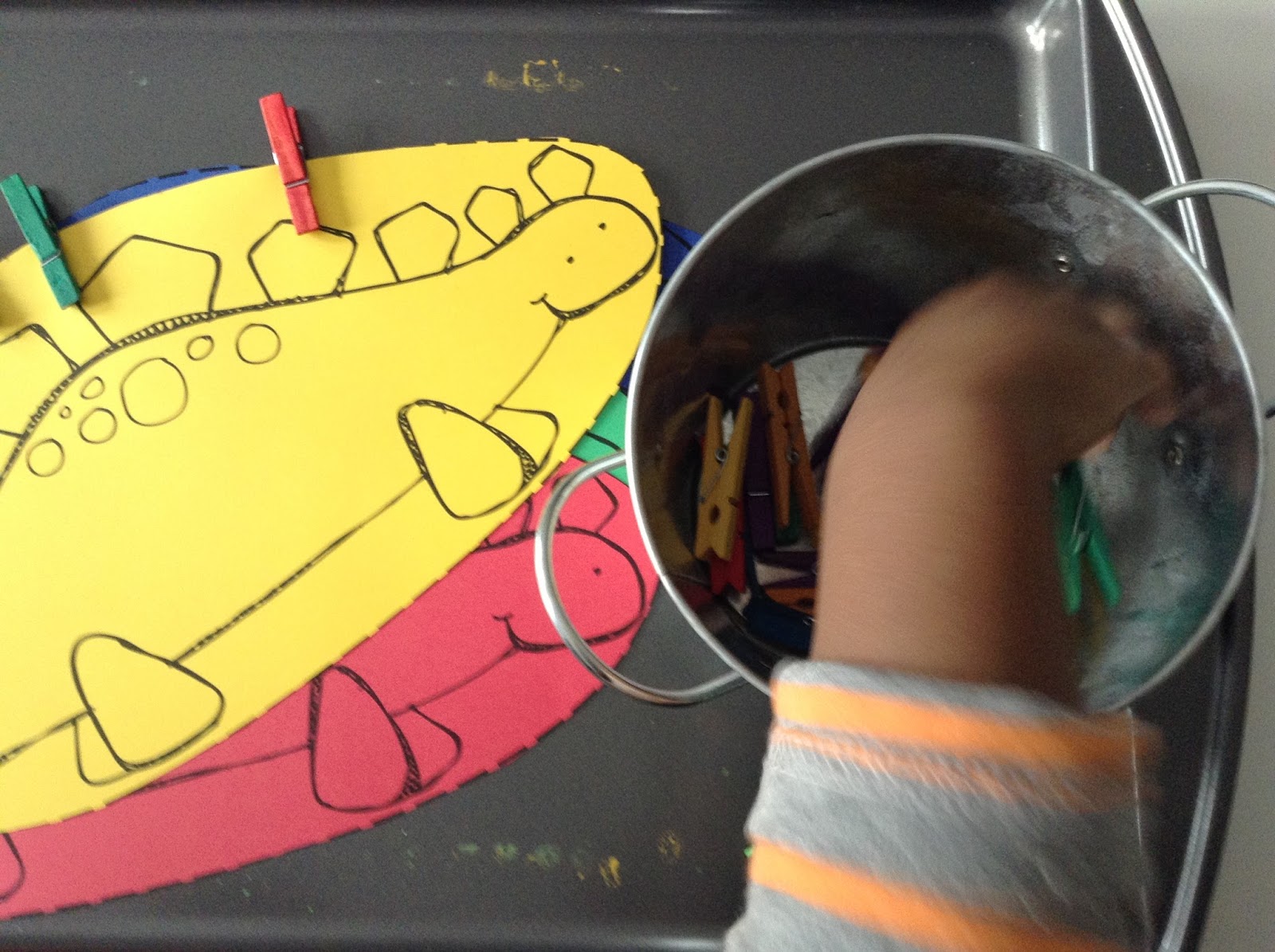 TeacherMomPlus3: Tot-School Day 3 'Dinosaur' Fine Motor Activity