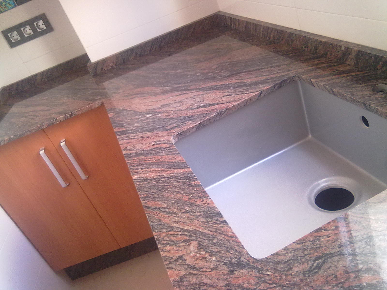 MARMOLES VEDAT, S.L.U.: ENCIMERA GRANITO IMPORTADO ROSA DALVA O TIGRESA.