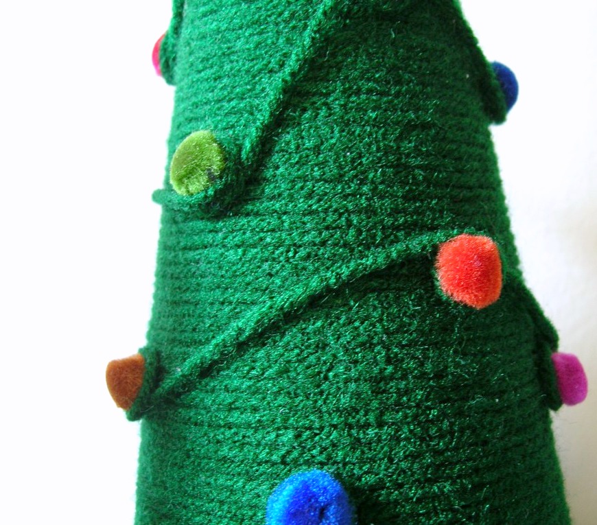 ORDINARY MOMMY DESIGN: DIY Christmas Yarn Tree Tutorial.