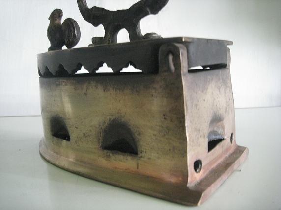 TOKO ANTIEK RETRO: SETRIKA KUNO JADUL AYAM JAGO DARI BESI KUNINGAN ERA ...