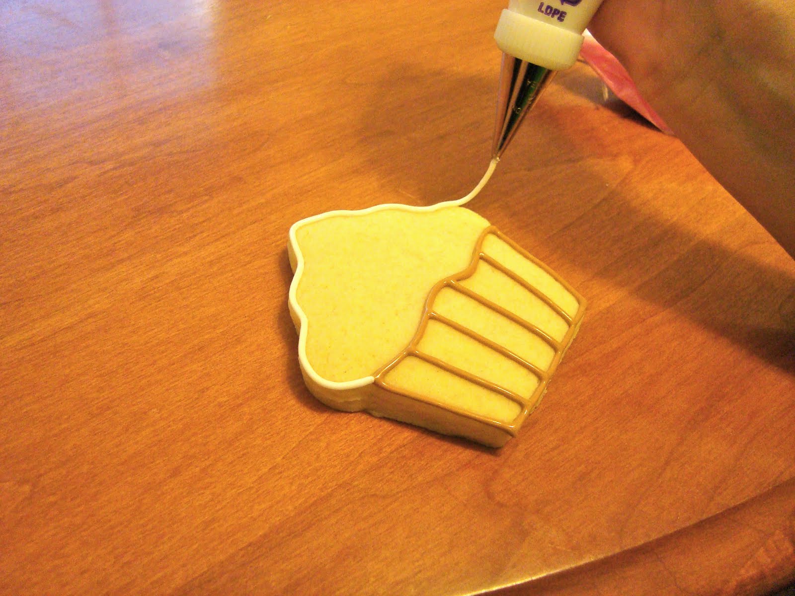 Sugar Bea's Blog: How to Line and Flood a Cookie with Royal Icing