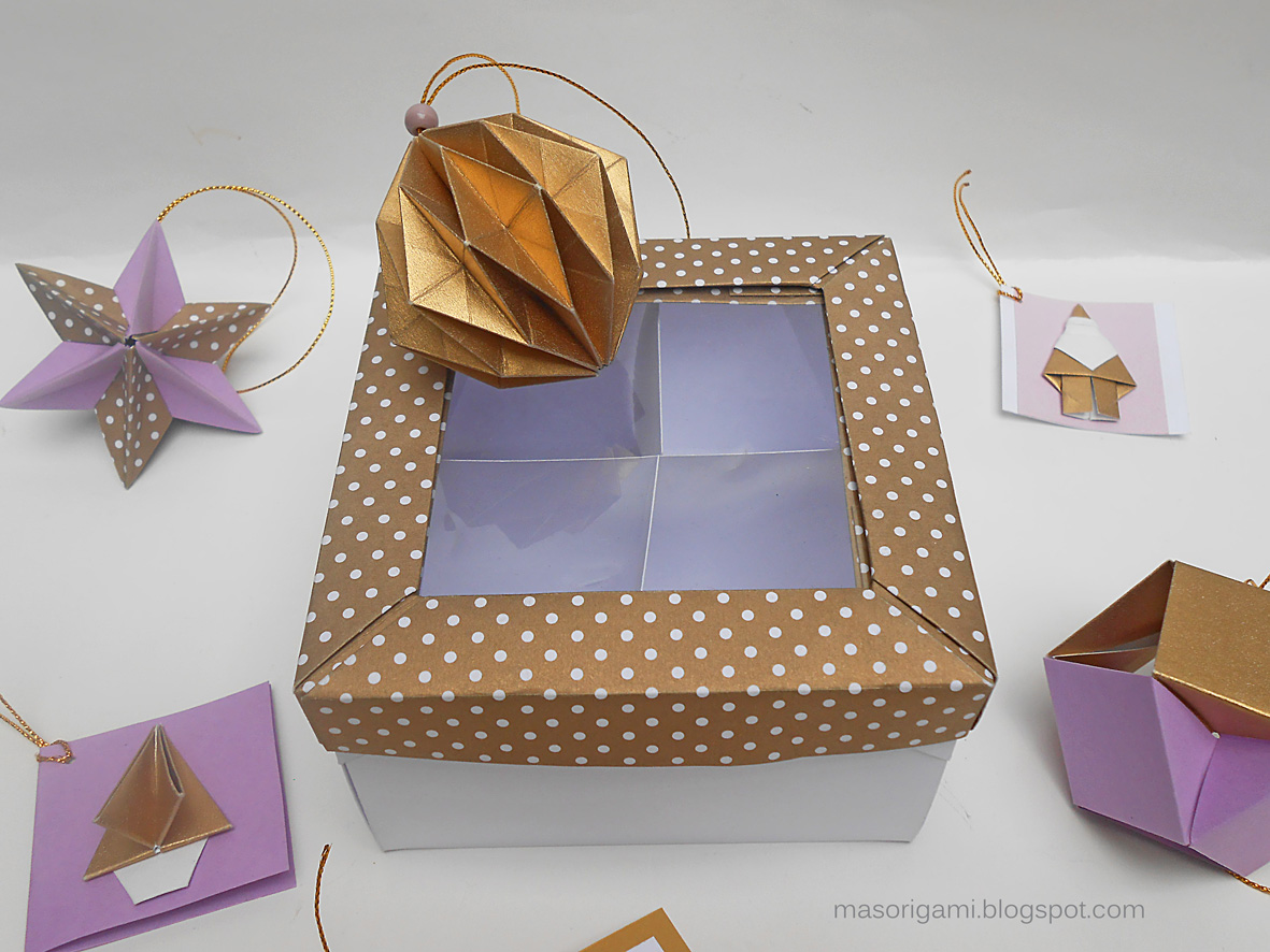 mas origami: Caja de origami enmarcada con adornos de Navidad