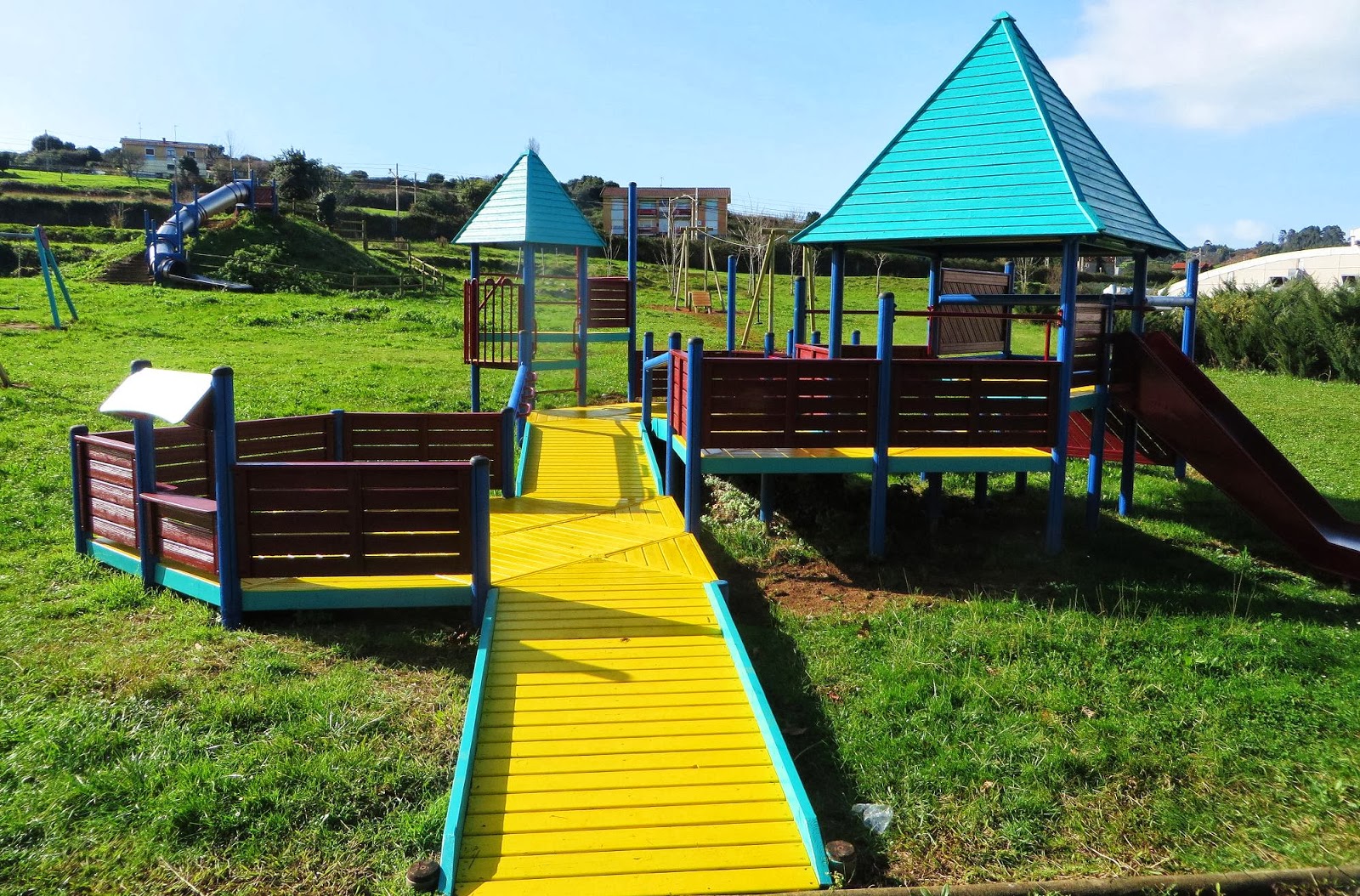 el morrión: Remodelado el parque infantil de la residencia de Perlora