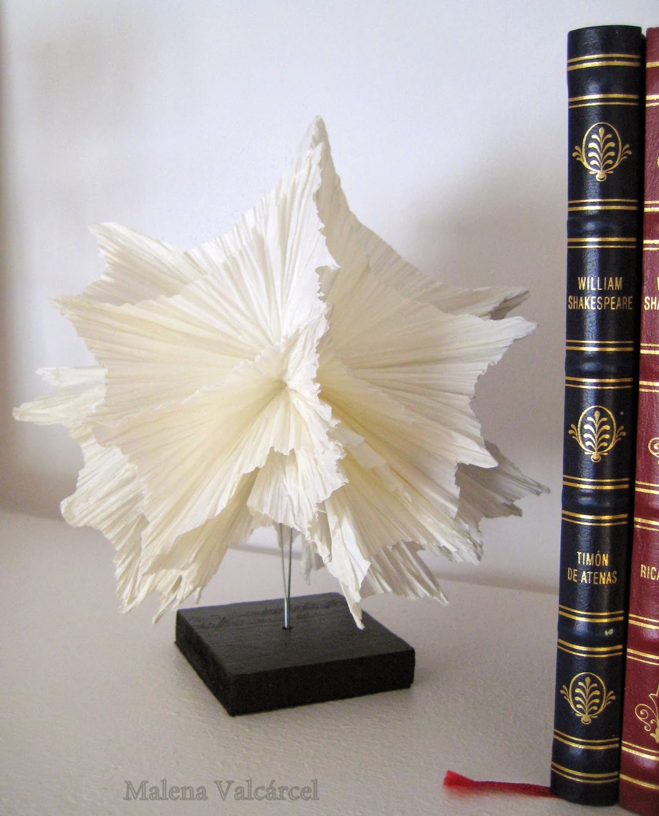 Malena Valcárcel original Art: Esculturas abstractas de papel ...