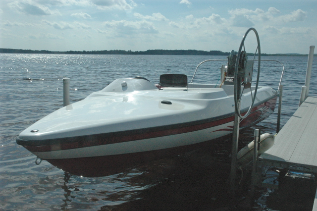Dyna-Ski Boats: Dyna-Ski 20' Closed Bow powerd by a single Evinrude 250 ...