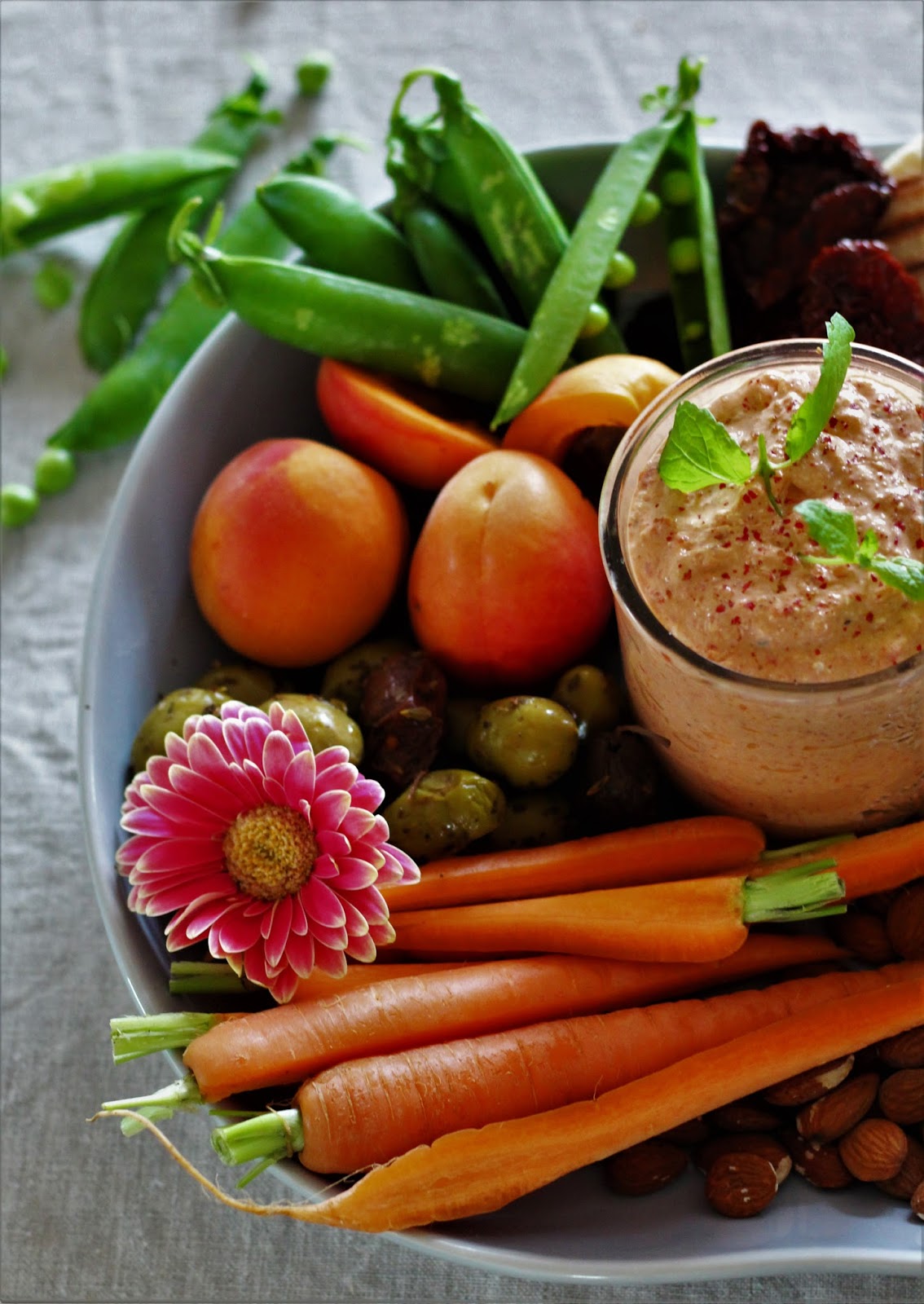 Græsk grøntsagsfad med kopanisti og lynhurtige fladbrød