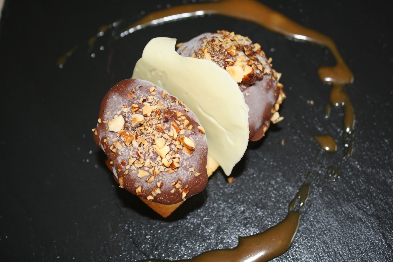 Kriket's cooking: Glace vanille enrobée de chocolat, financier et sauce ...