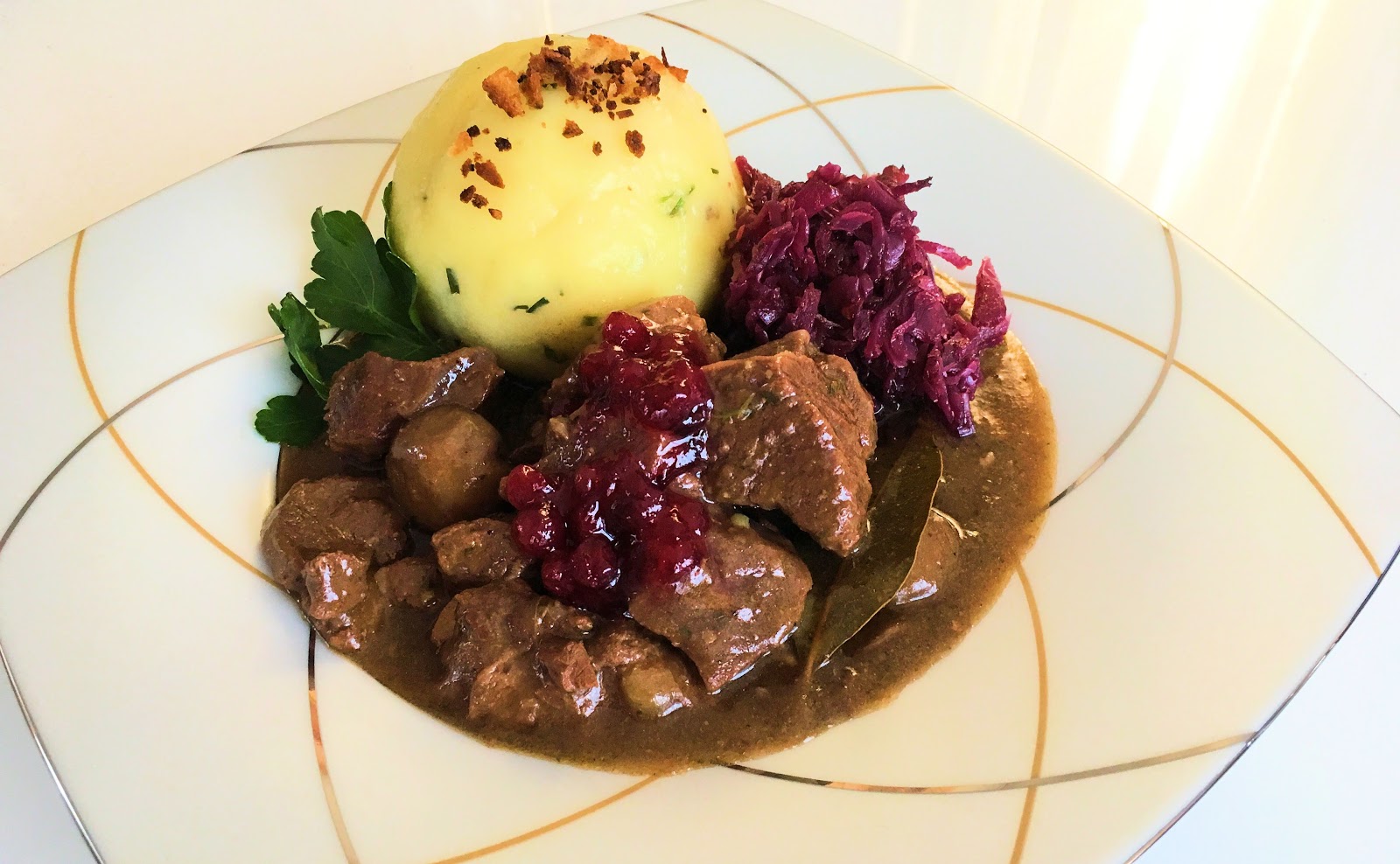 Die Alltagsgourmets: Hirschgulasch mit Glühwein, Rotkohl und Klößen