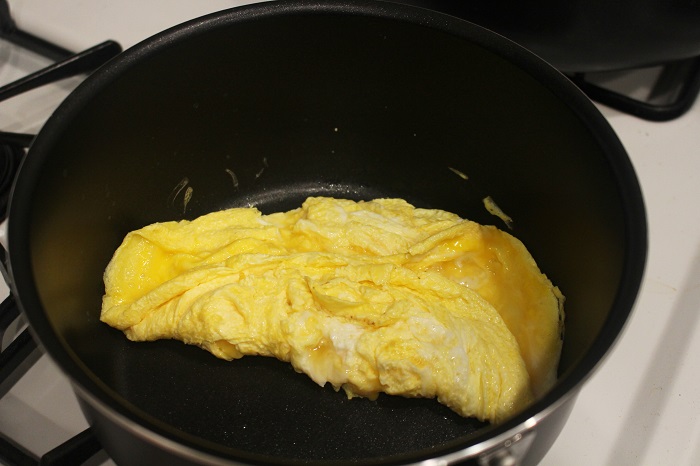 How to Cook Omurice, a Japanese Omelette Stuffed with Rice (Cook Like a ...