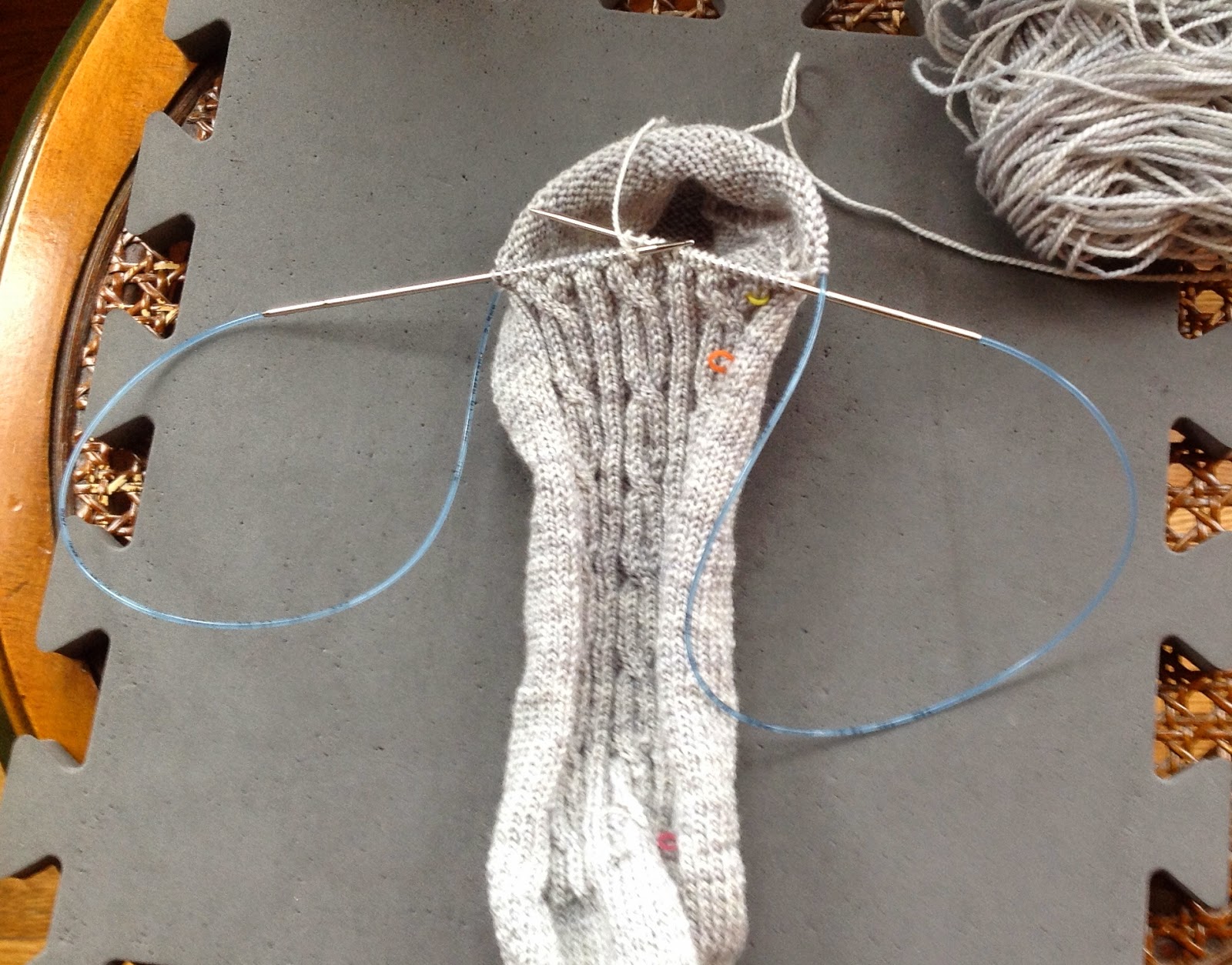 Arenda Holladay: Circular Knitting with DPNs, Magic Loop and Two Circulars