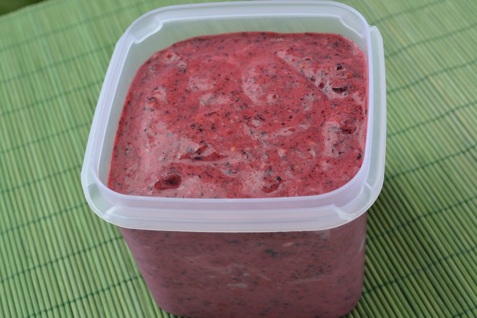 Myra's kitchen: Inghetata din fructe de padure