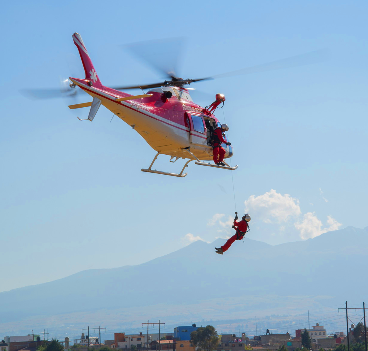 Edoméx en línea: Rescate Aéreo es capacitado en rescate con grúa