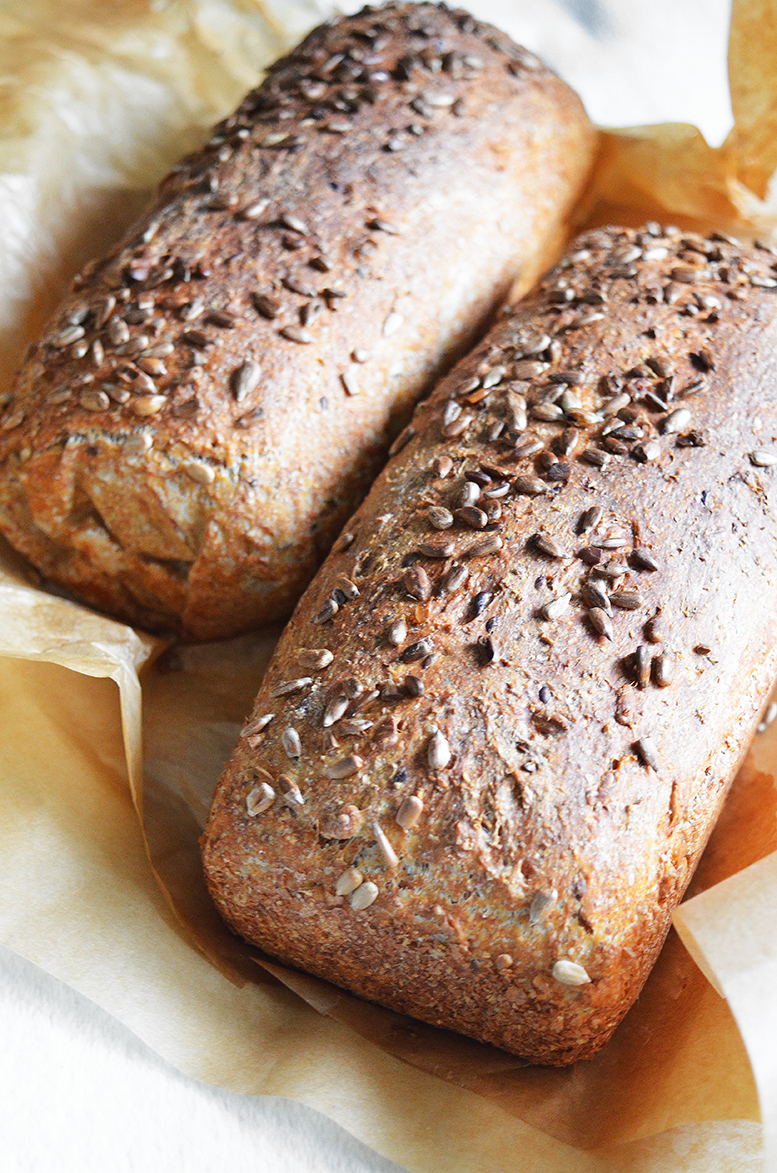 Chleb Żytni na drożdżach ze słonecznikiem oraz siemieniem lnianym.