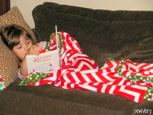 sewVery: Cuddle Pocket Blanket Tutorial