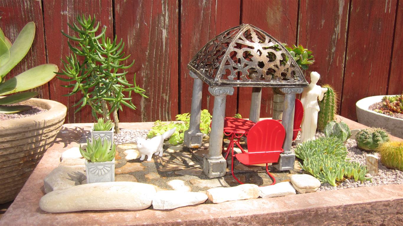The Papercrete Potter: Mini Gardens and Succulents.................
