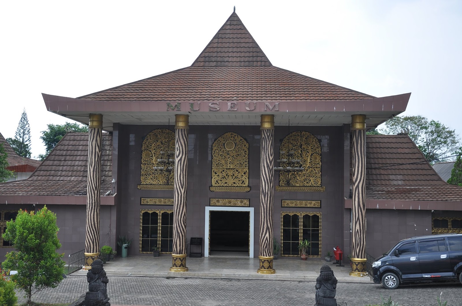 Melihat koleksi museum balaputradewa - Info, wisata, kuliner, hotel ...