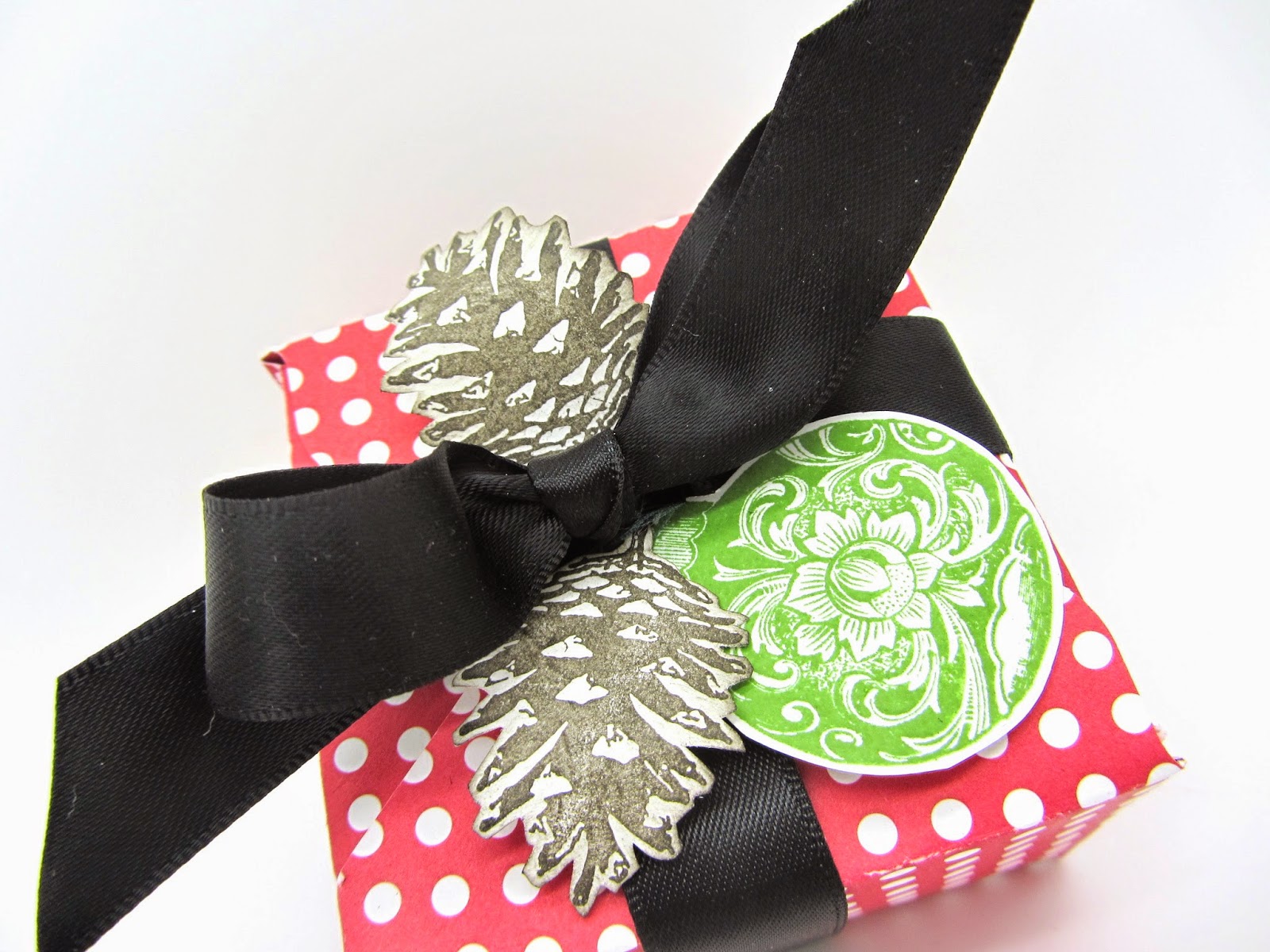 PinkBlingCrafter: A Christmas Gift Box with the Punch Board