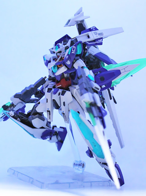 Gundam Family: HG 1/144 00 Qan[T] Custom Build