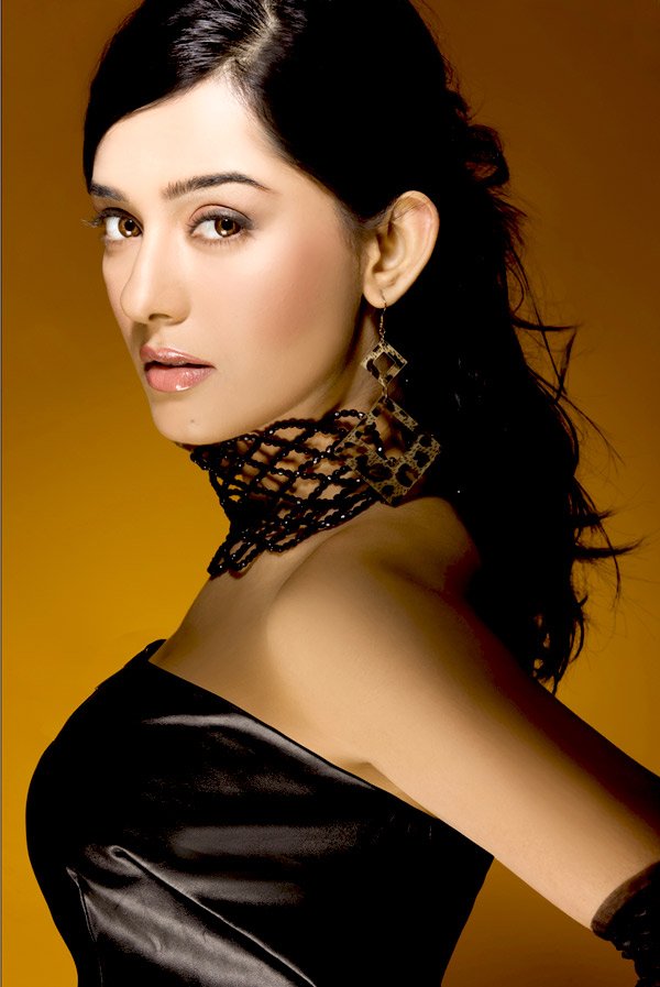 South Indian film actress Amrita Rao latest HQ photo shoots