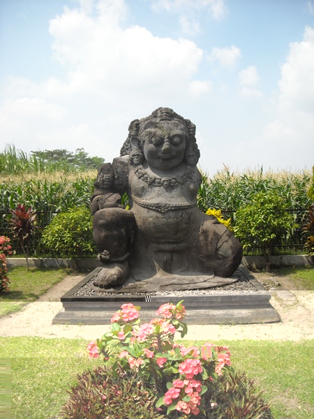 Lost in Kediri: Arca Totok Kerot: Sejarah yang Terbengkalai